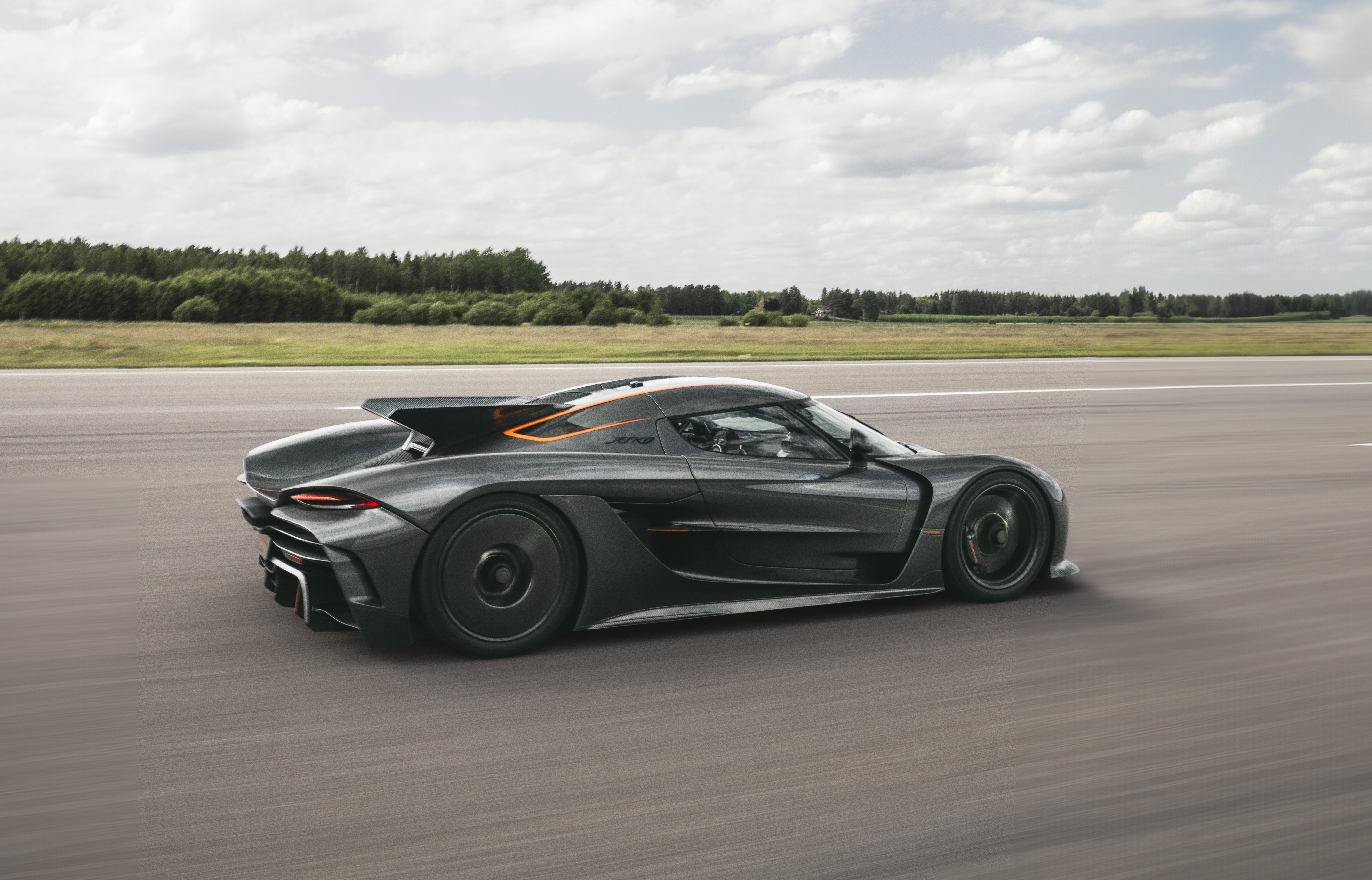 Koenigsegg Jesko Absolut driver breaks four records in single run ...