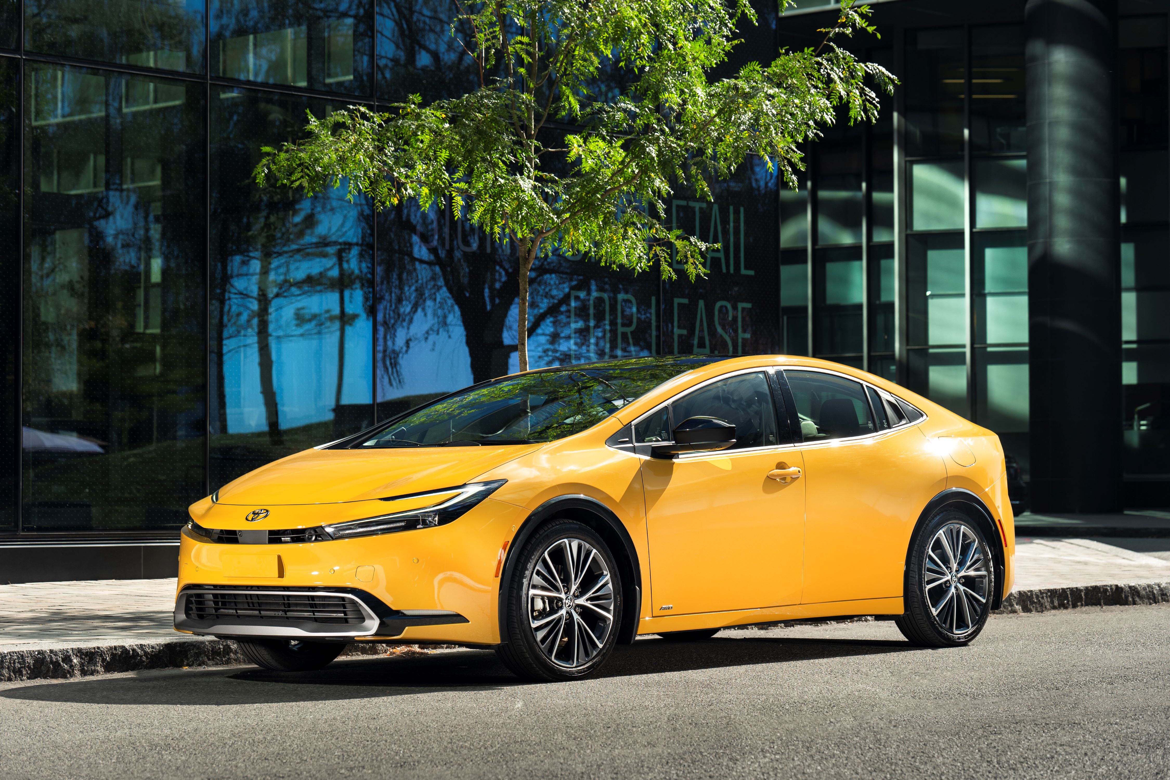 What’s the price difference between regular Toyota Prius and plug-in ...